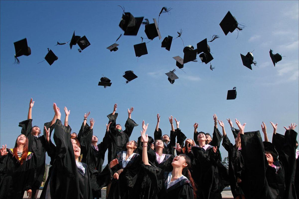 Graduation Dress Traditions Worldwide: Culture, History & Celebration